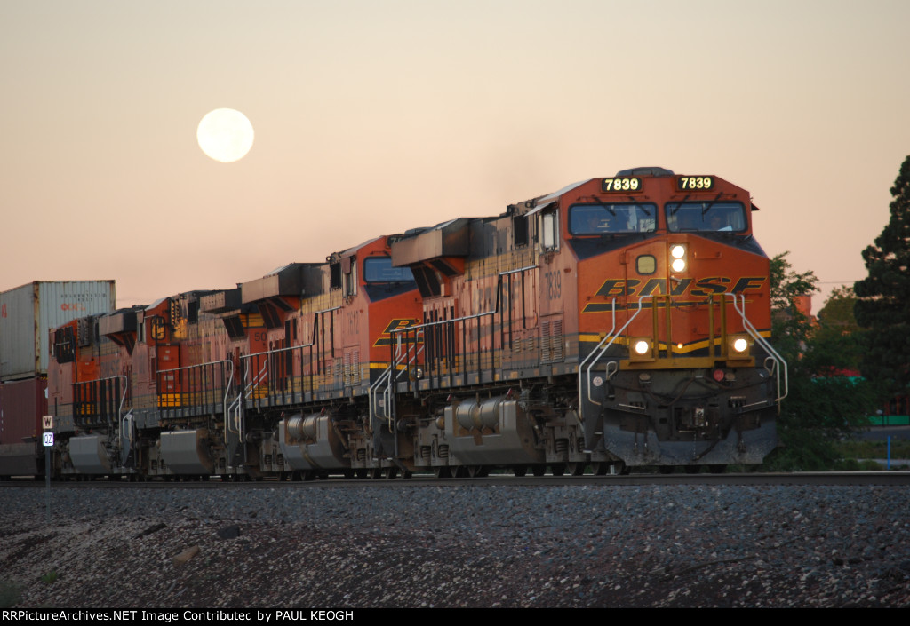 Zoom in shot of the Full Moon setting on BNSF 7839 as she heads east with a Z.